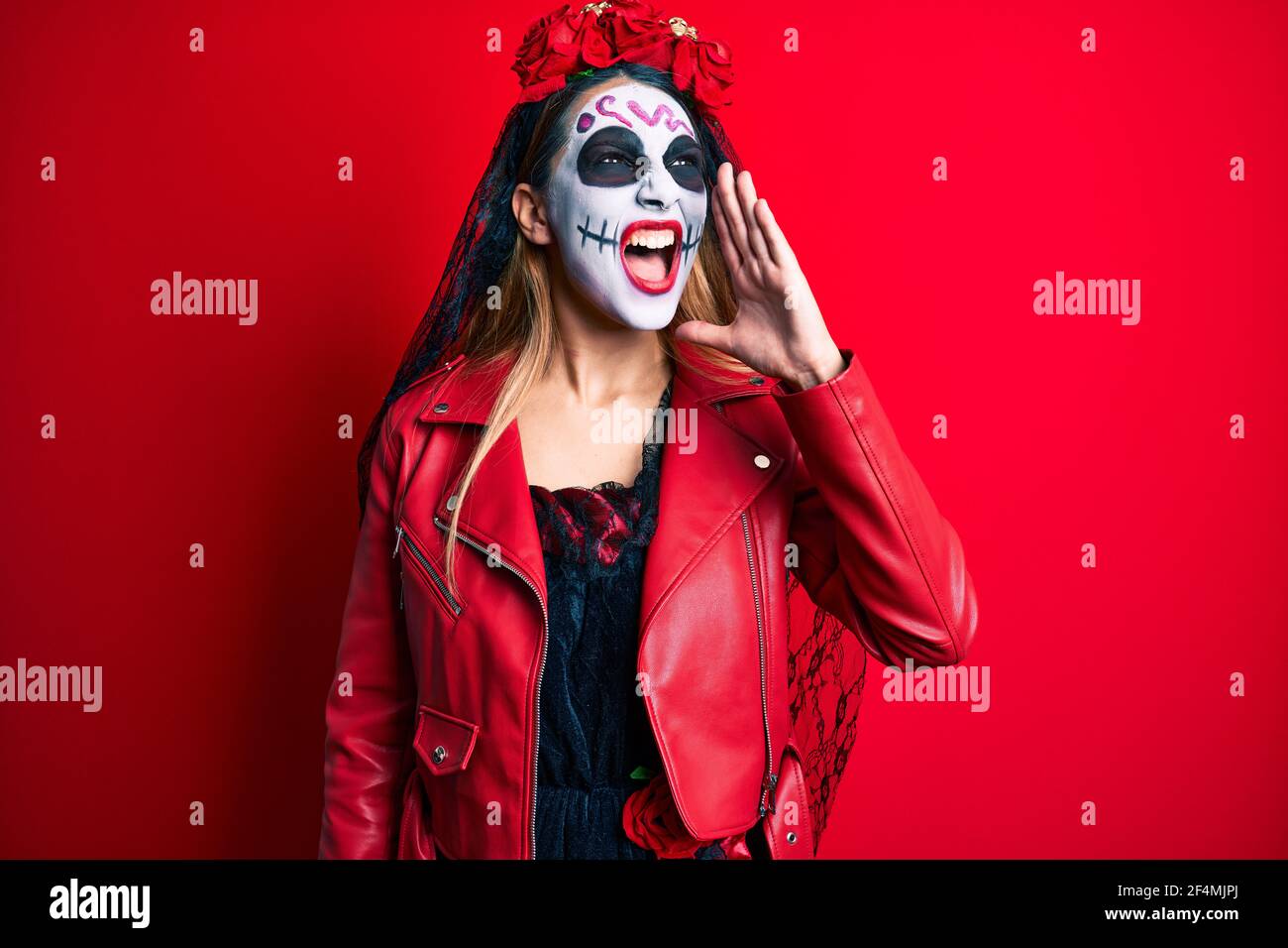 Woman screaming horror side hi-res stock photography and images - Alamy