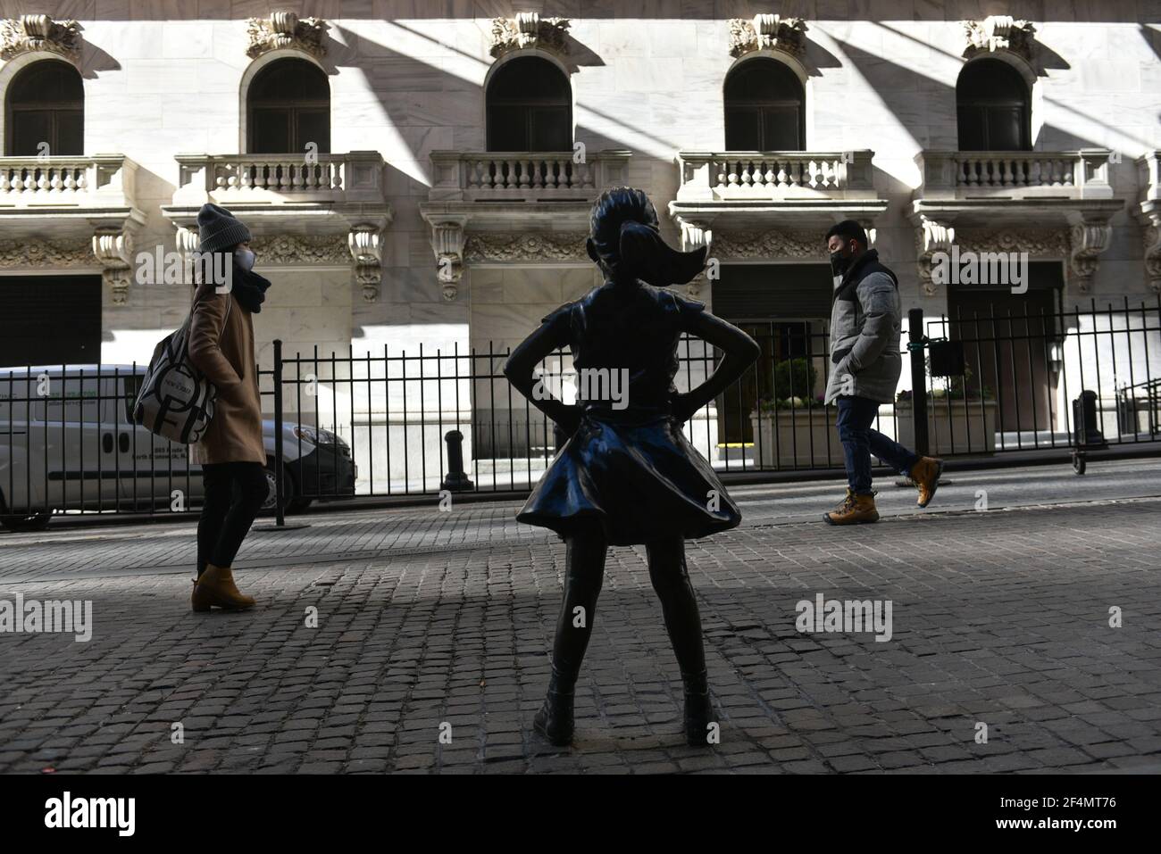 Fearless girl bronze wall street nyc hi-res stock photography and ...
