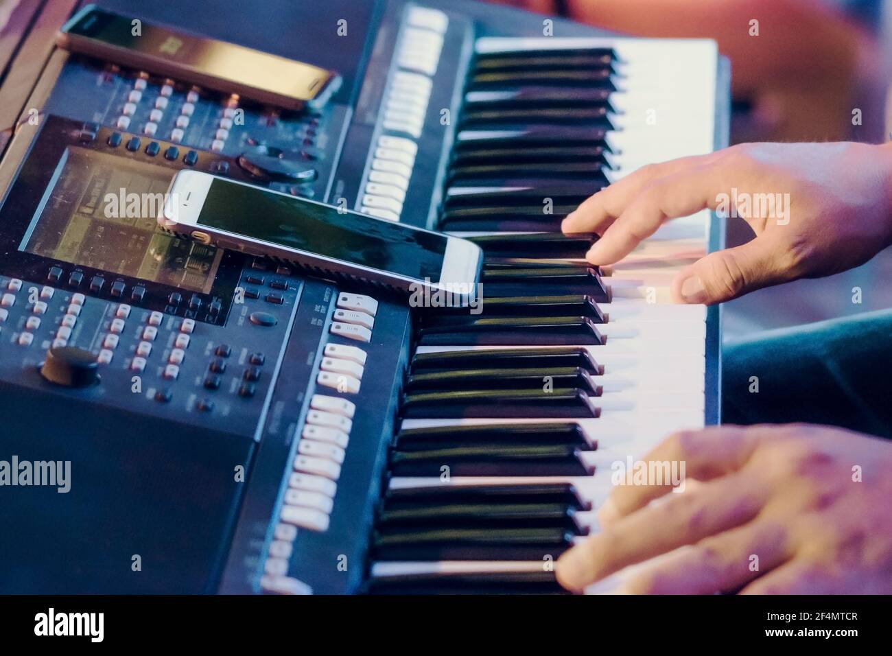 Musician play electronic keyboard synthesizers by using smartphone as ...