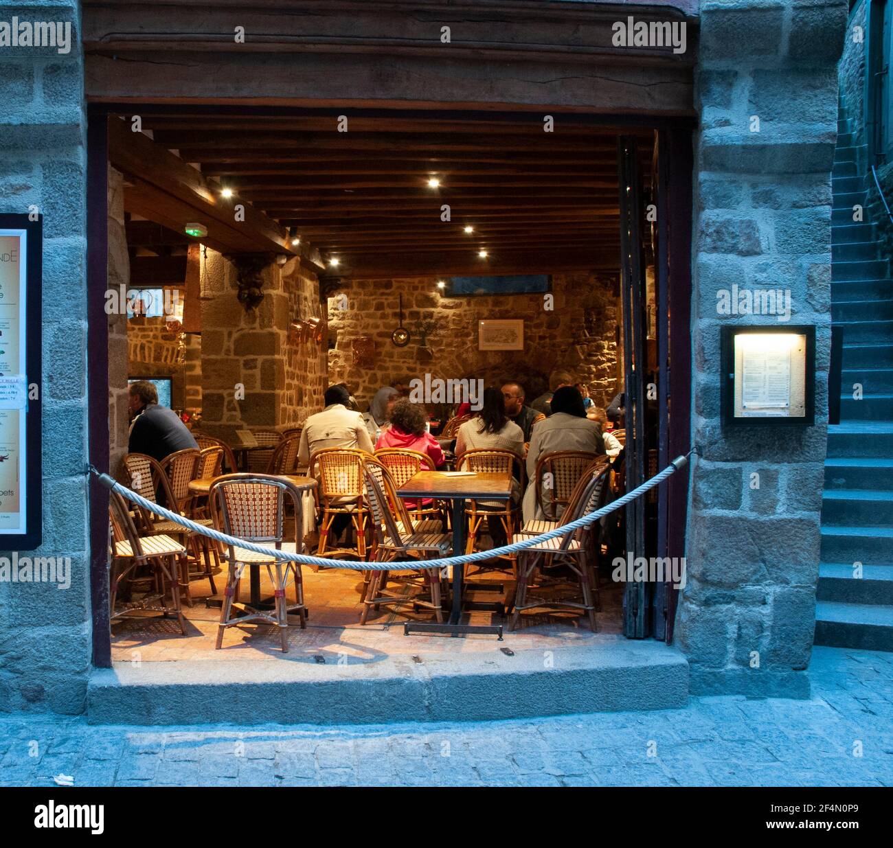 Dining in a restaurant hi-res stock photography and images - Alamy
