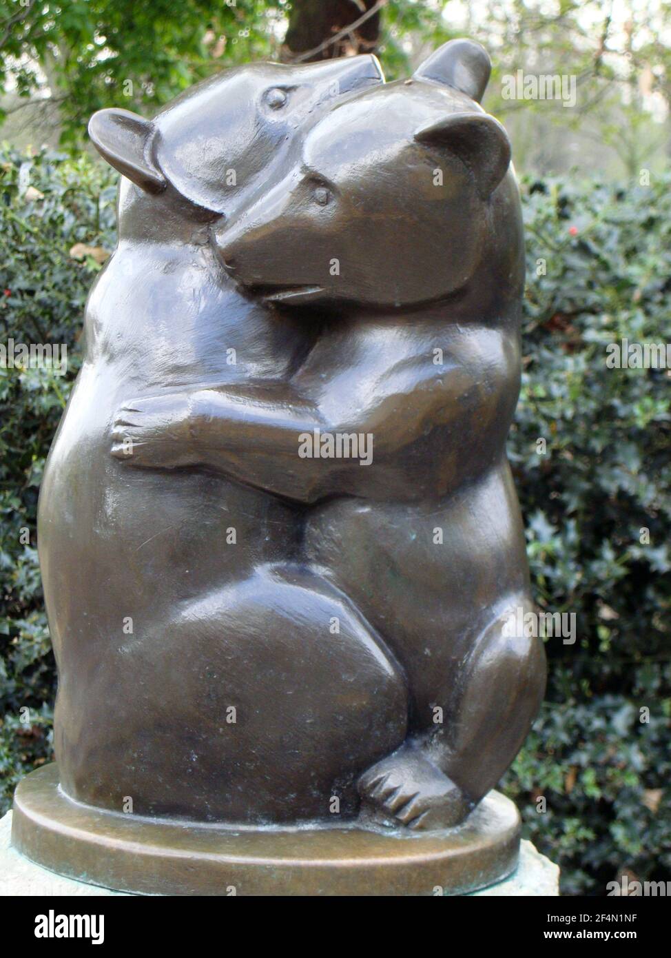 Two bears hugging hi-res stock photography and images - Alamy