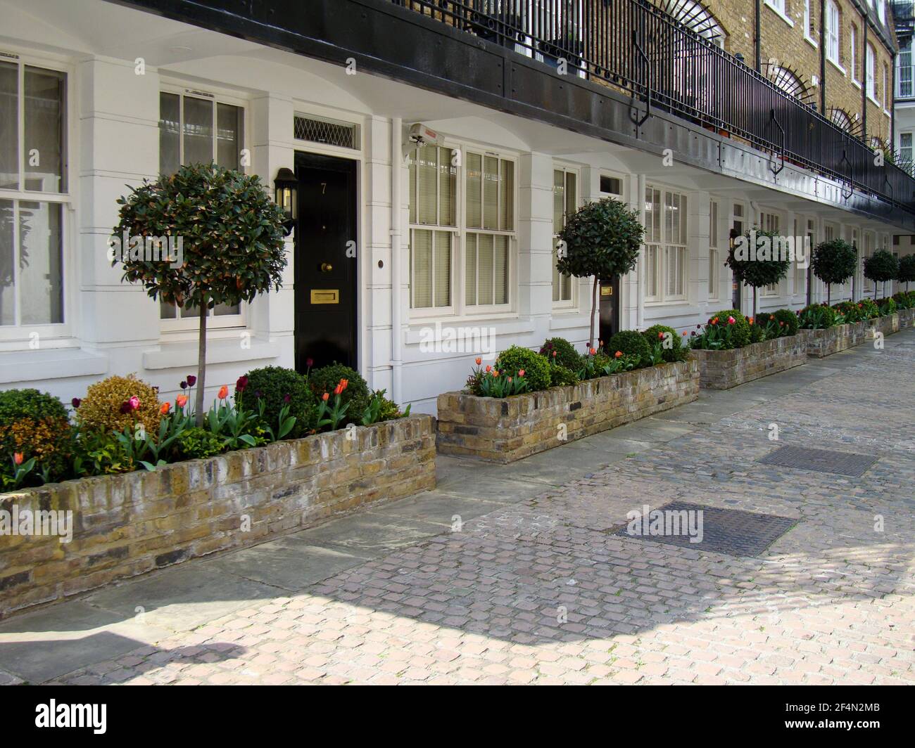 Row expensive houses uk hi-res stock photography and images - Alamy
