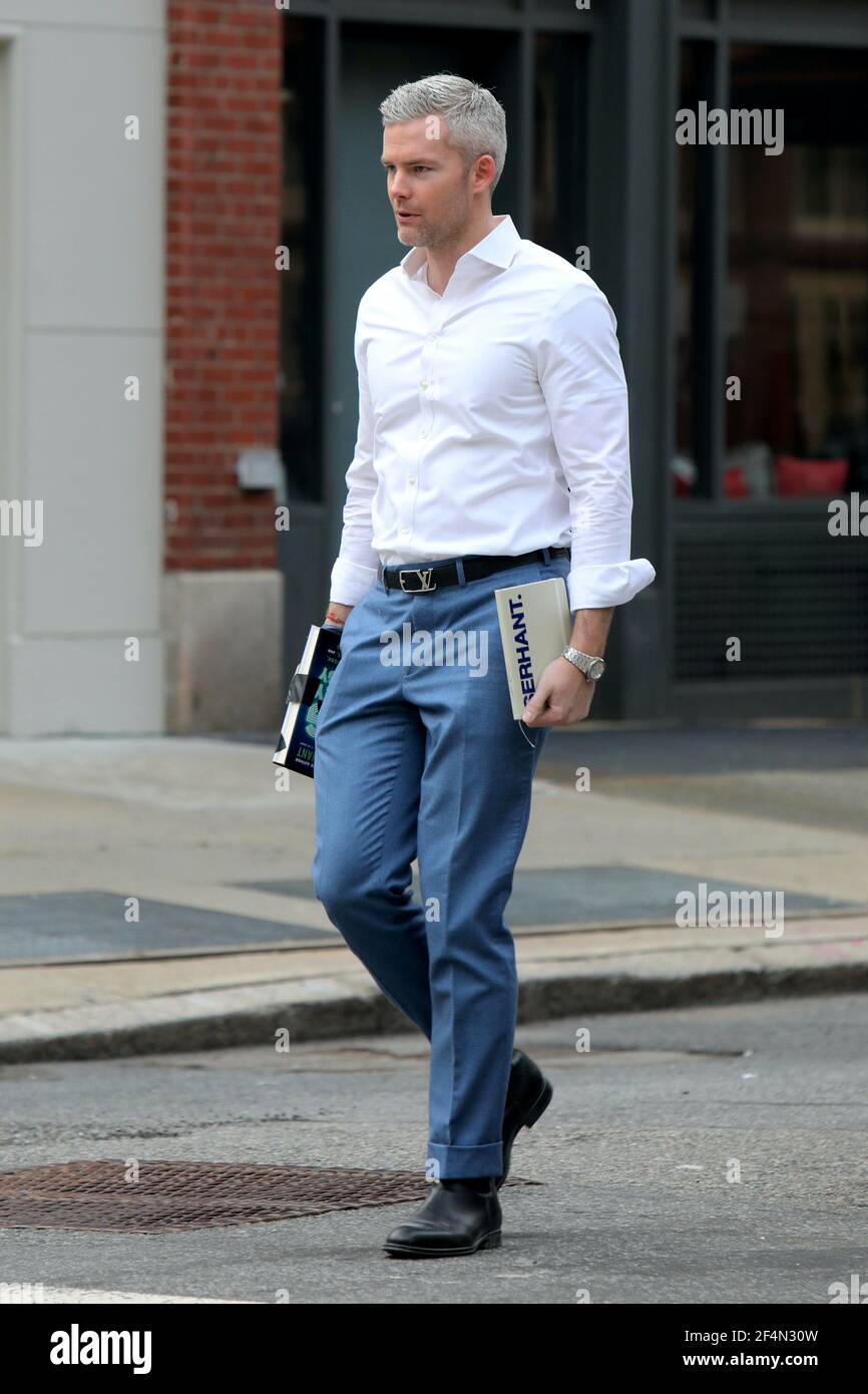 New York - NY - 20210111 Ryan Serhant walks around in Tribeca with his ...