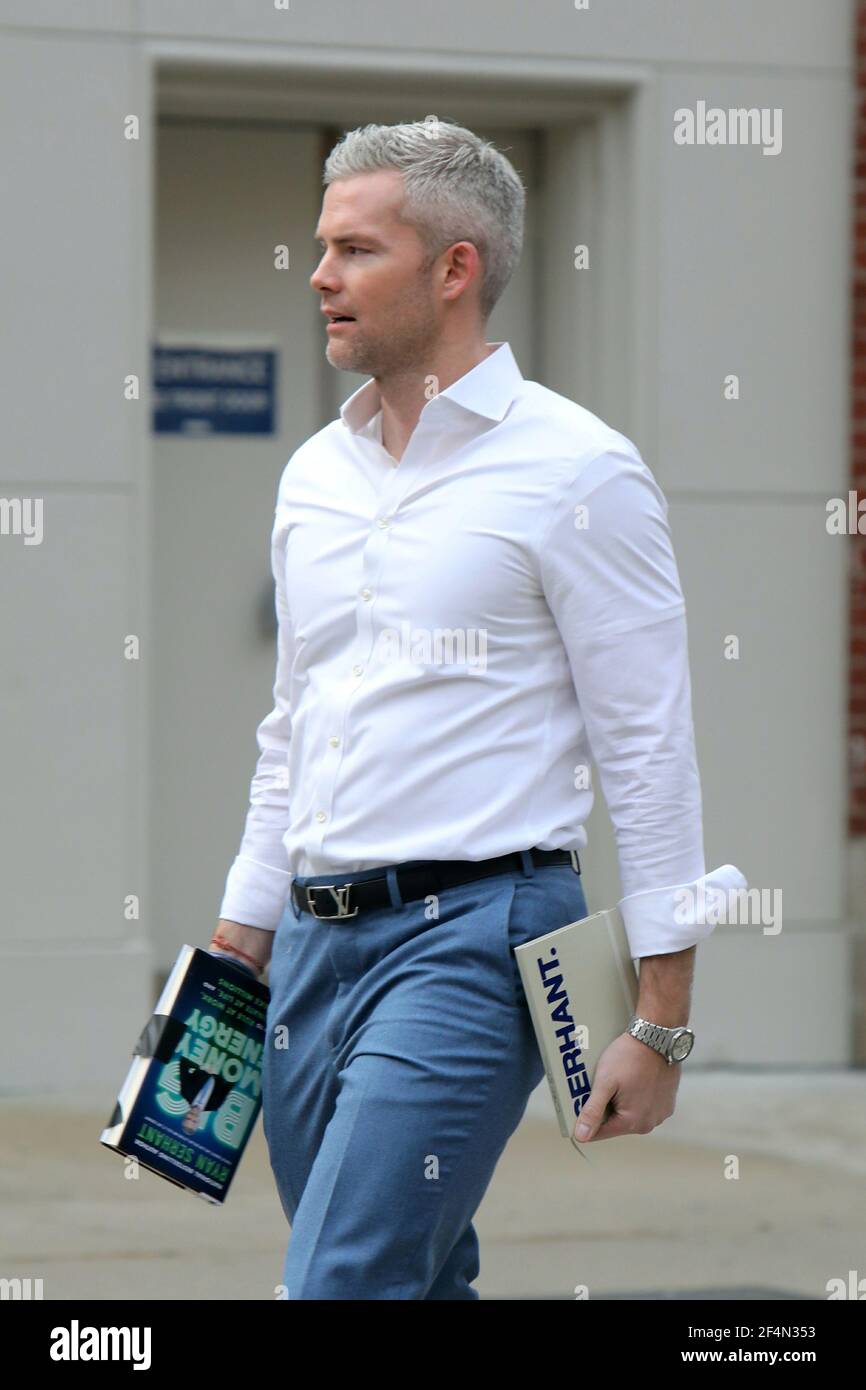 New York - NY - 20210111 Ryan Serhant walks around in Tribeca with his ...