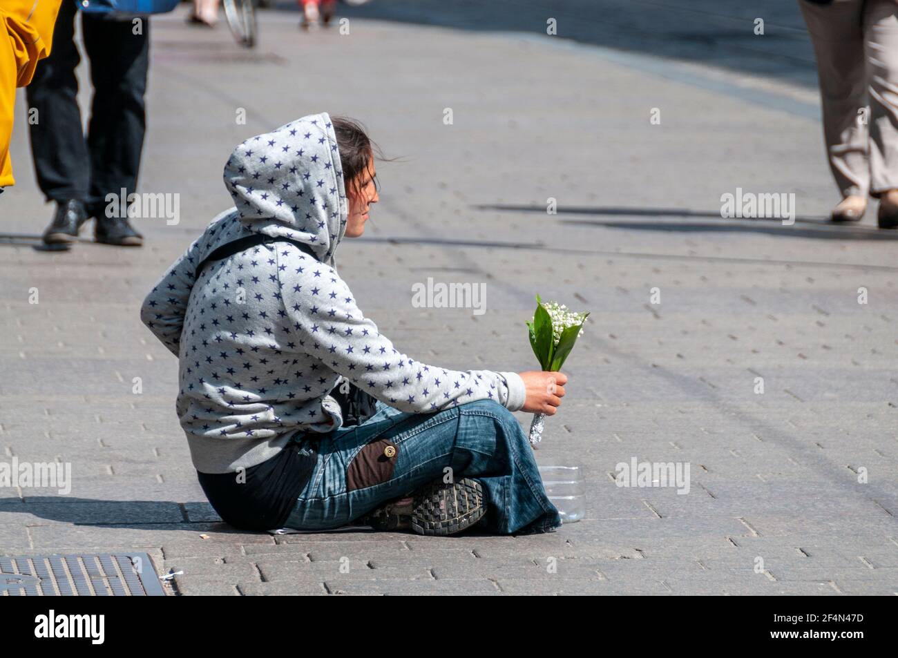 A young gypsy woman selling flowers on Aleksanterinkatu in Helsinki ...