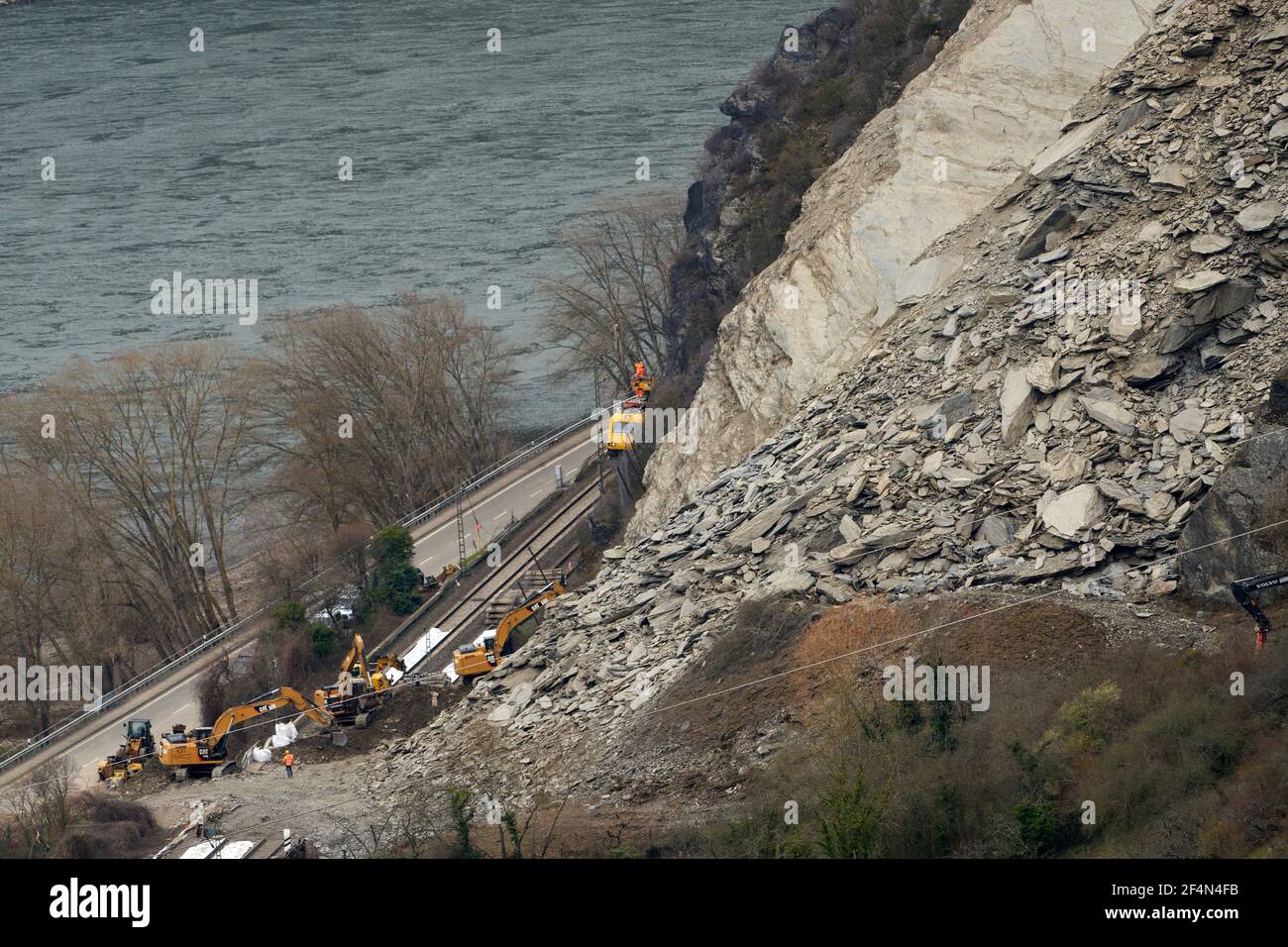 22 March 2021, Rhineland-Palatinate, St. Goarshausen: Excavators remove ...