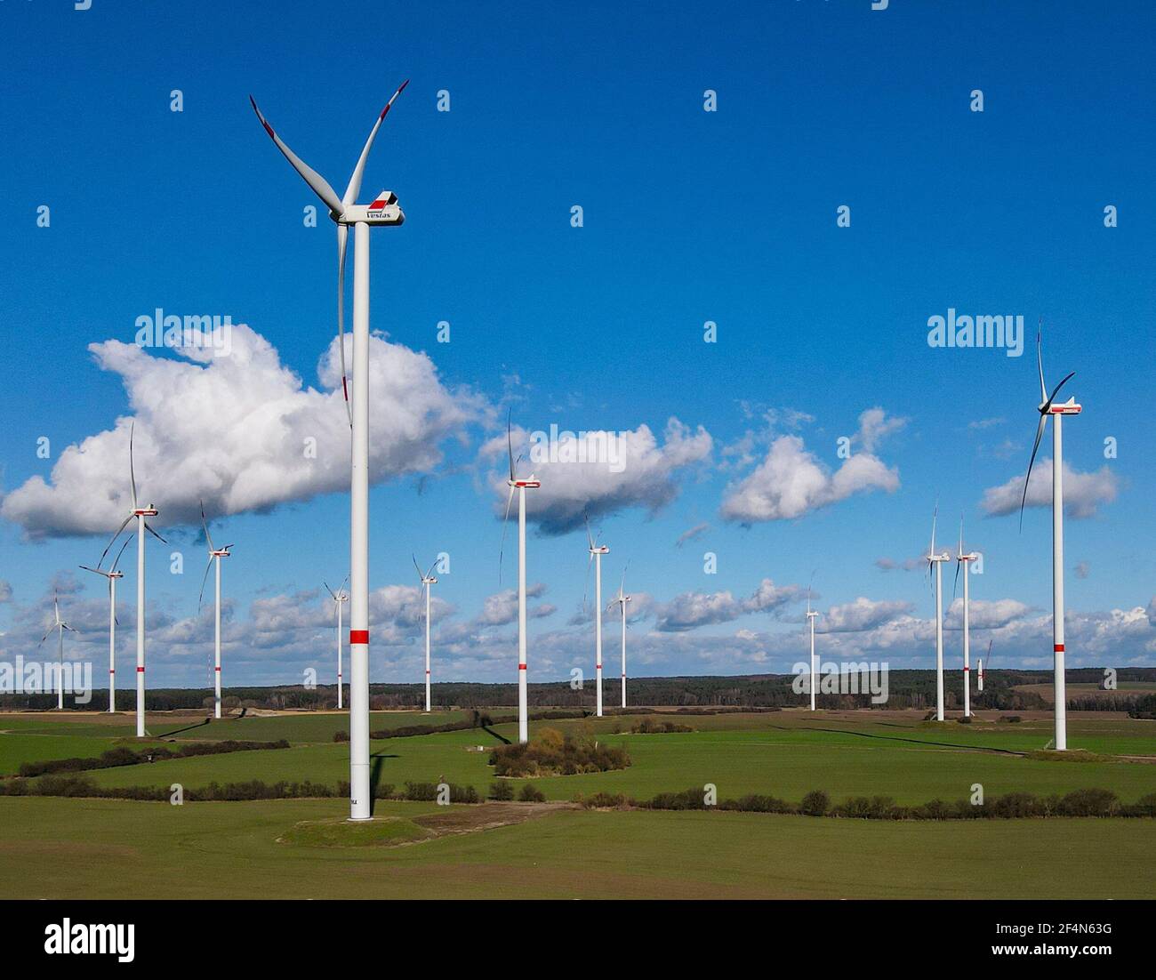 Jacobsdorf, Germany. 21st Mar, 2021. The wind energy park "Odervorland ...