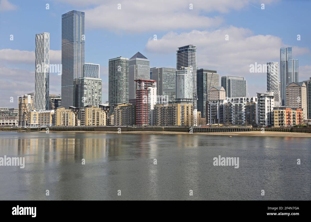 Canary Wharf, London. View from Rotherhithe showing newly completed ...