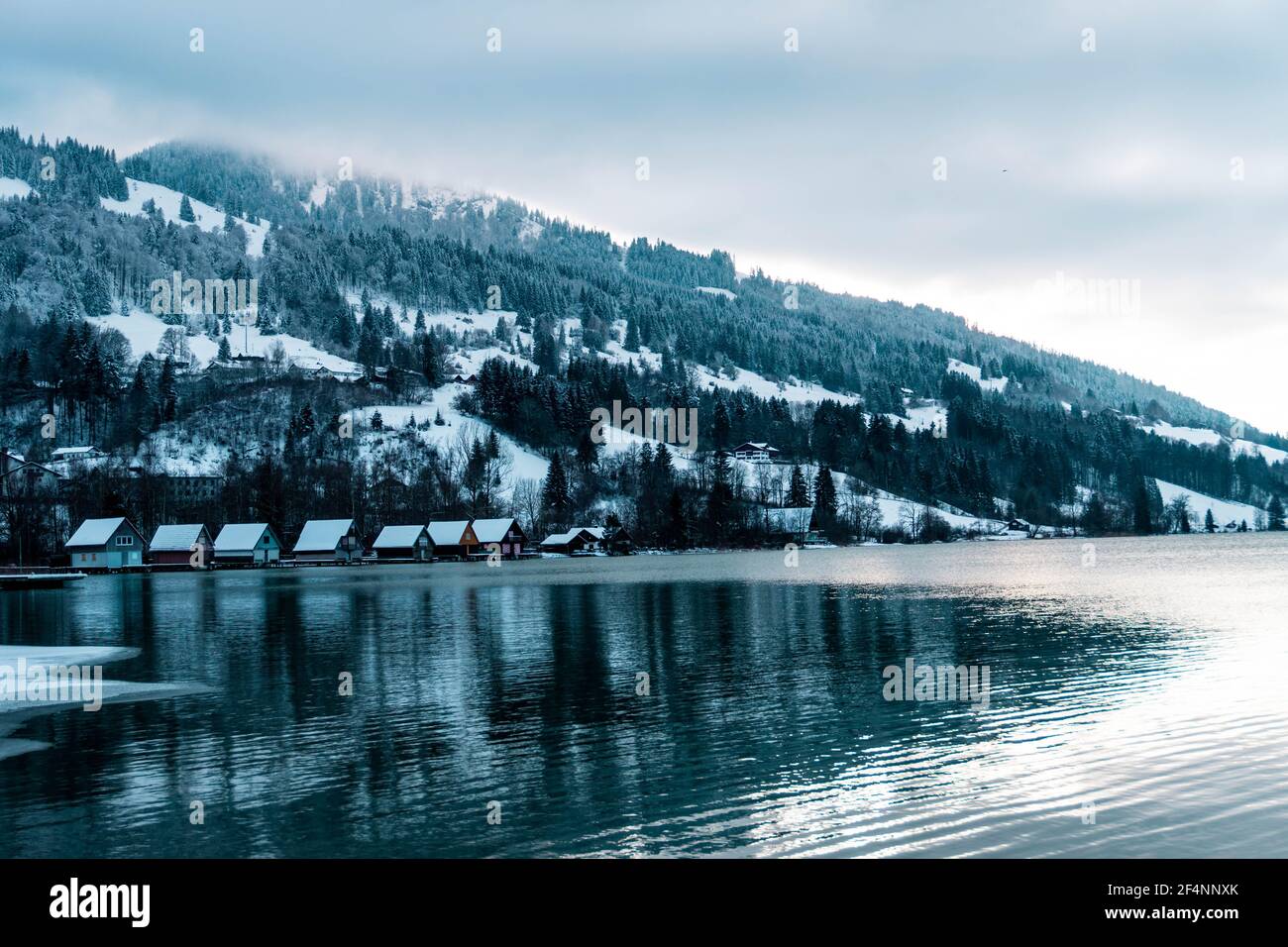 Der Alpsee (Immenstadt Allgäu) im Winter bei bewölktem Himmel Stock ...