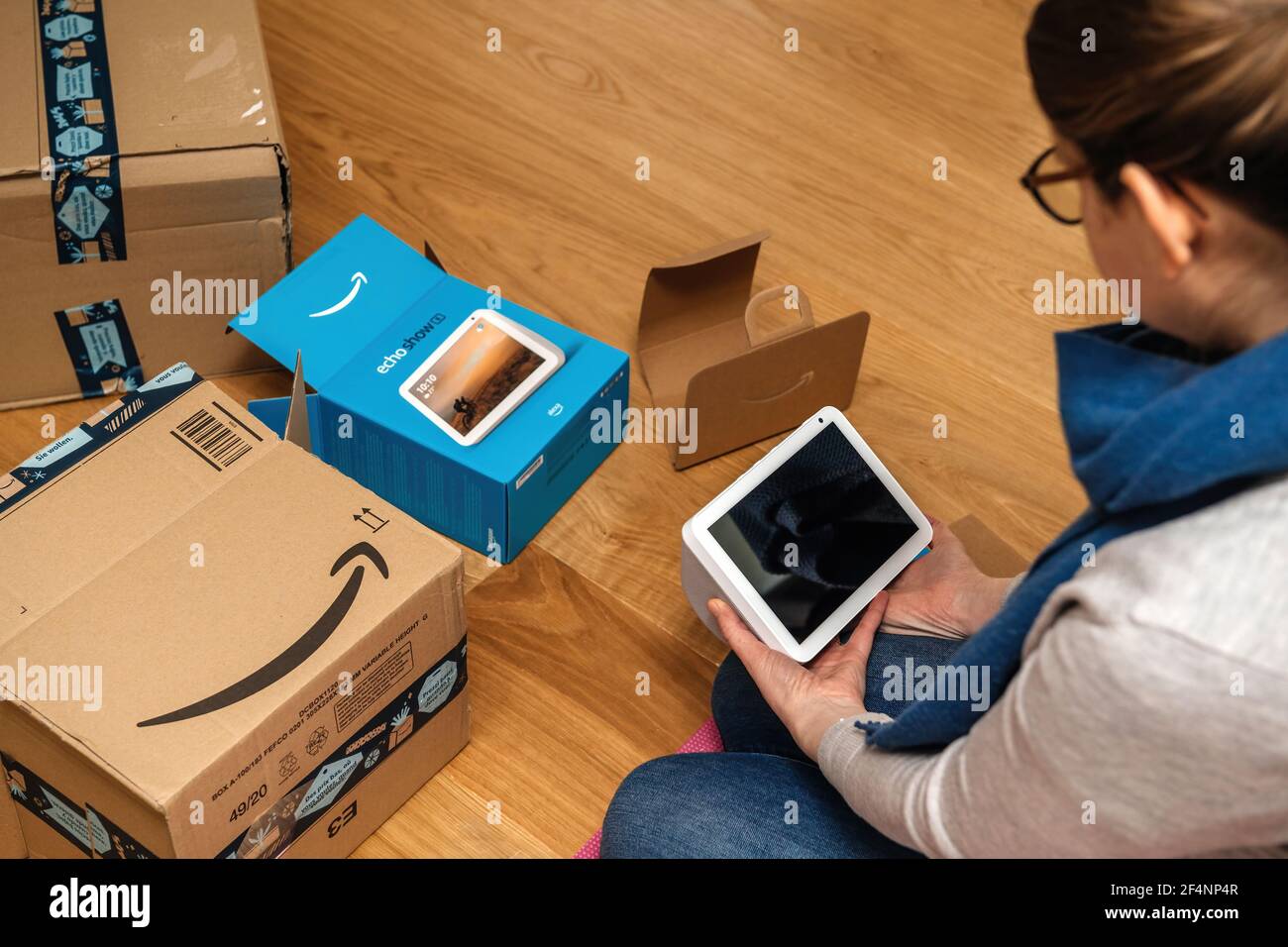Amazon speaker with screen hi-res stock photography and images - Alamy
