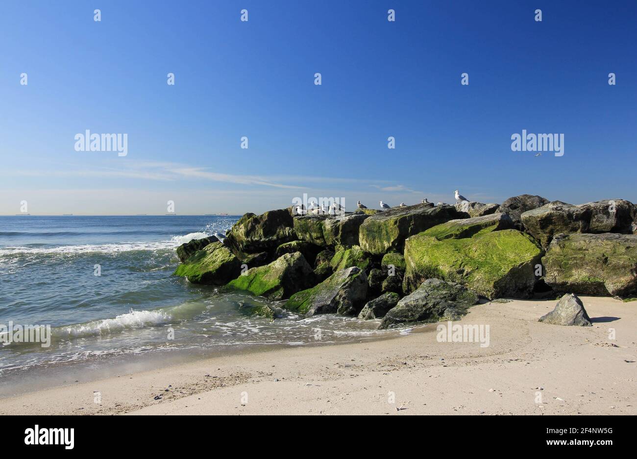 Blue waves lapping on rocks hi-res stock photography and images - Alamy