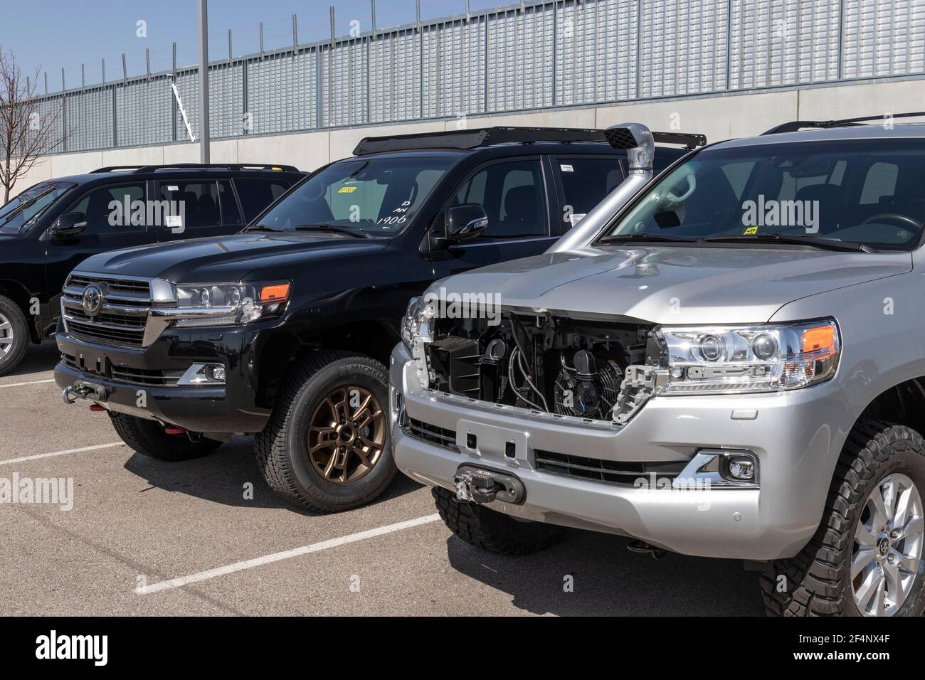 Toyota land cruiser sign hi-res stock photography and images - Alamy