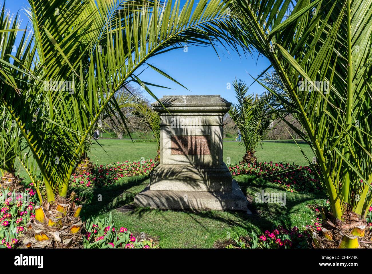 Empty park statue pedestal hi-res stock photography and images - Alamy