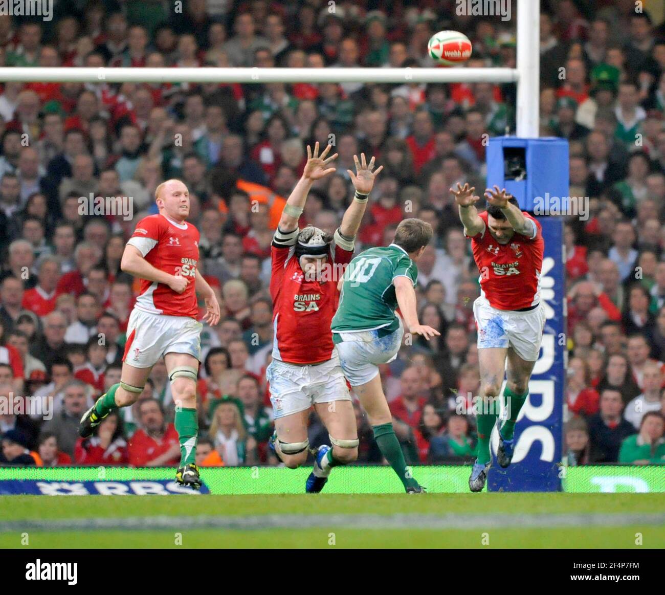Ronan o'gara drop goal hi-res stock photography and images - Alamy