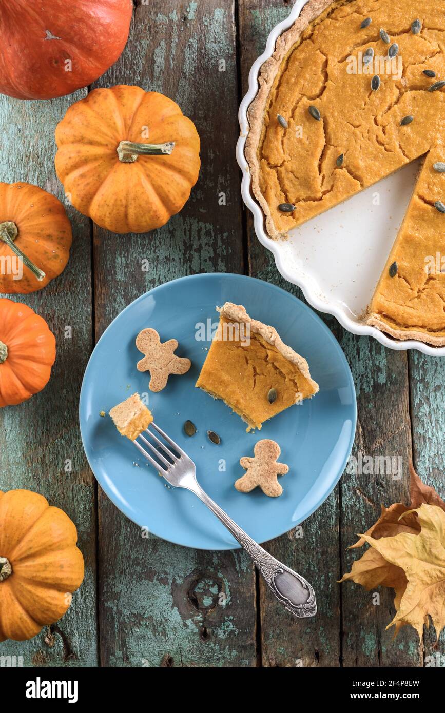 Healthy Thanksgiving dessert. Traditional pumpkin pie with wholegrain ...