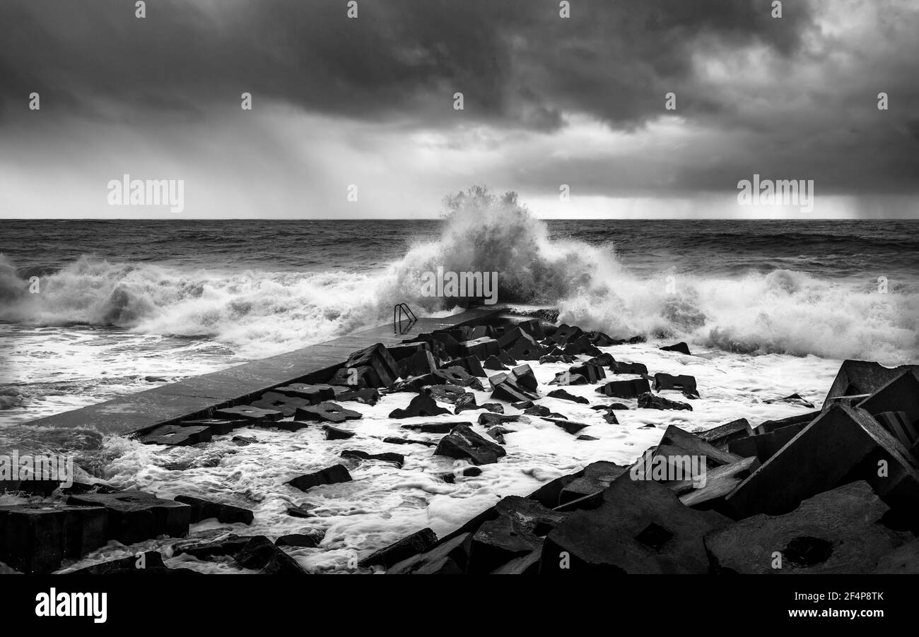 Wave hitting the shore hi-res stock photography and images - Alamy