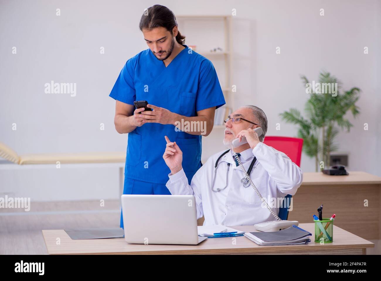 Two doctors telehealth hi-res stock photography and images - Alamy