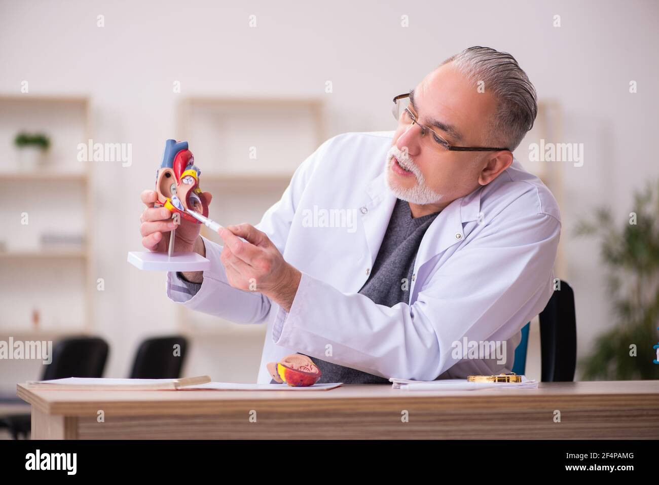 Doctor showing cardiogram old hi-res stock photography and images - Alamy