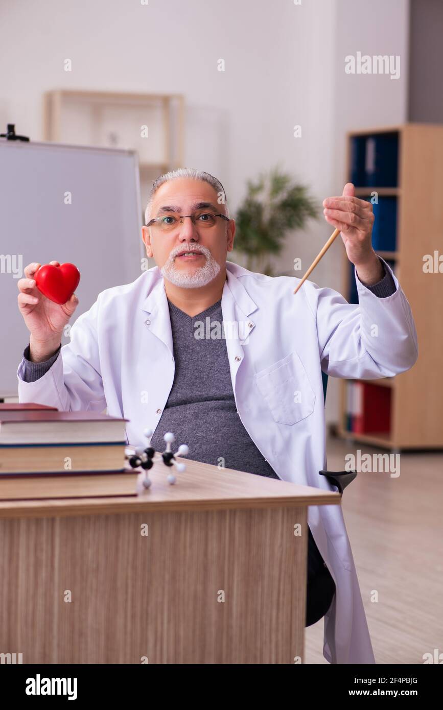 Doctor showing cardiogram old hi-res stock photography and images - Alamy