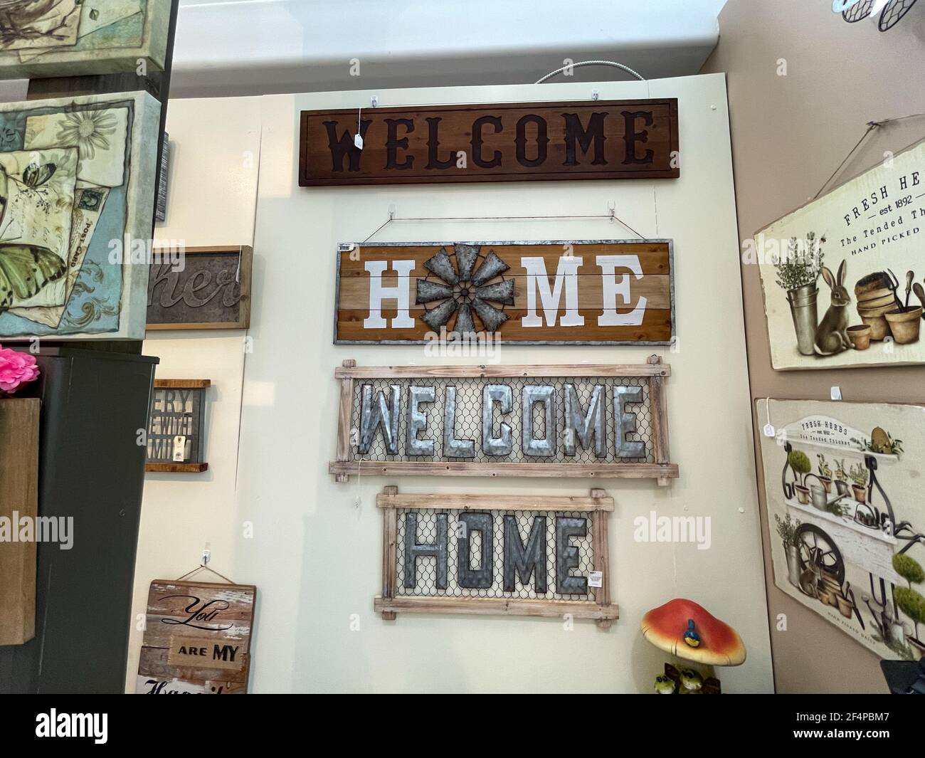 Store housewares retail display hi-res stock photography and images - Alamy