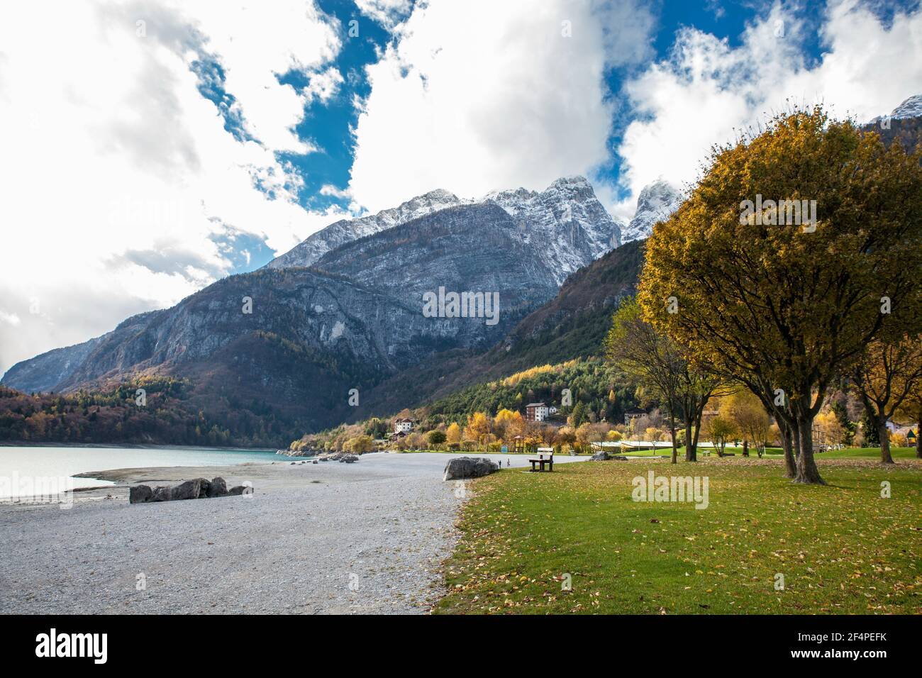 Lake mountain italy hi-res stock photography and images - Alamy