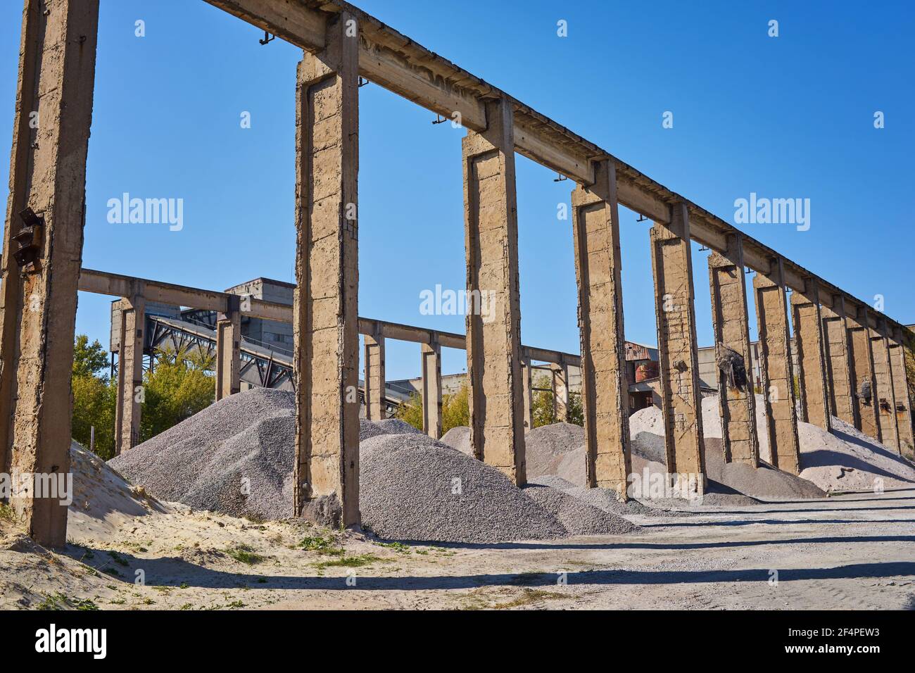 Warehouse of bulk materials for a plant for the production of ...