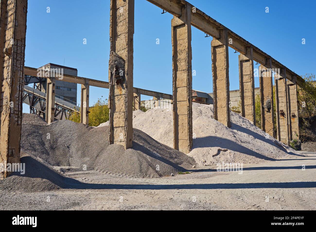 Warehouse of bulk materials for a plant for the production of ...
