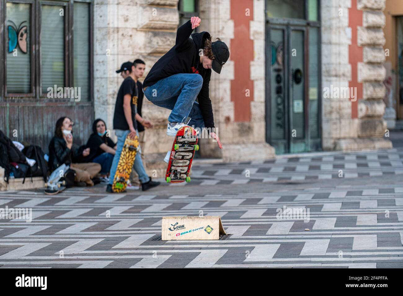 Stunt street extreme sport hi-res stock photography and images - Alamy
