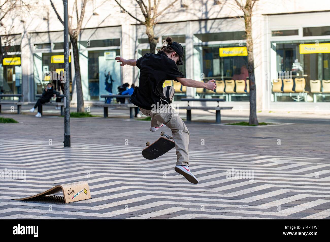 Teenager skateboard stunt hi-res stock photography and images - Alamy