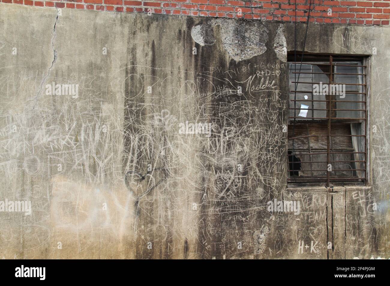 Writing on building facade hi-res stock photography and images - Alamy