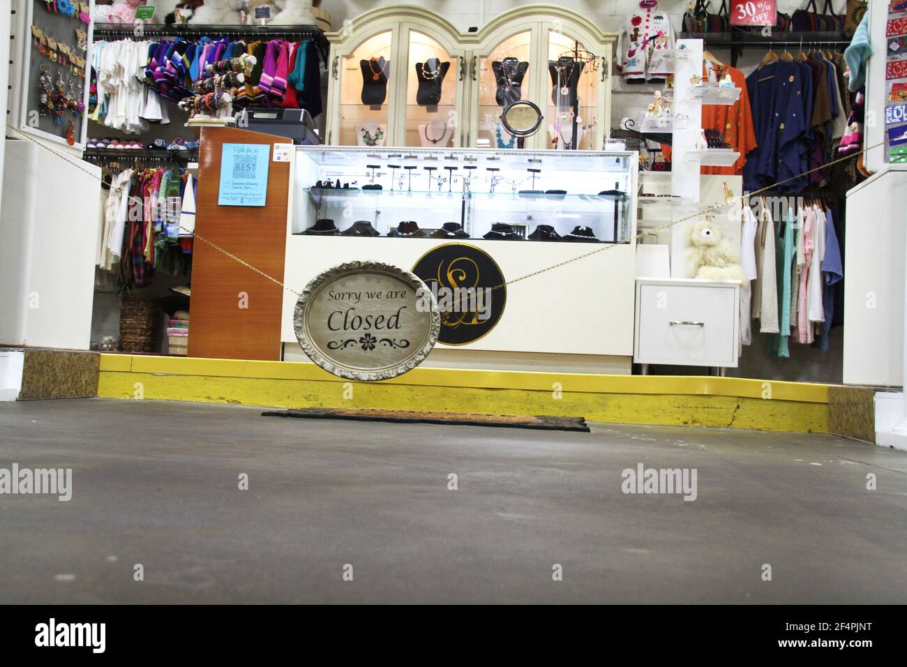 Boutique with 'Closed' sign by the entrance Stock Photo - Alamy