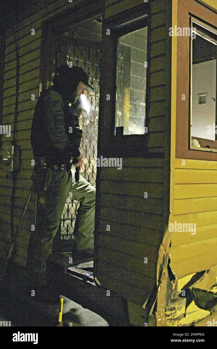 Us police officers at door hi-res stock photography and images - Alamy