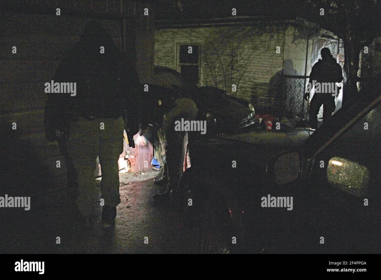 Us police officers at door hi-res stock photography and images - Alamy