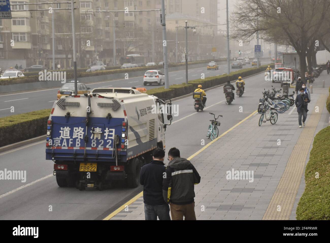 A small sand and dust storm arrives in Beijing, the whole city is ...