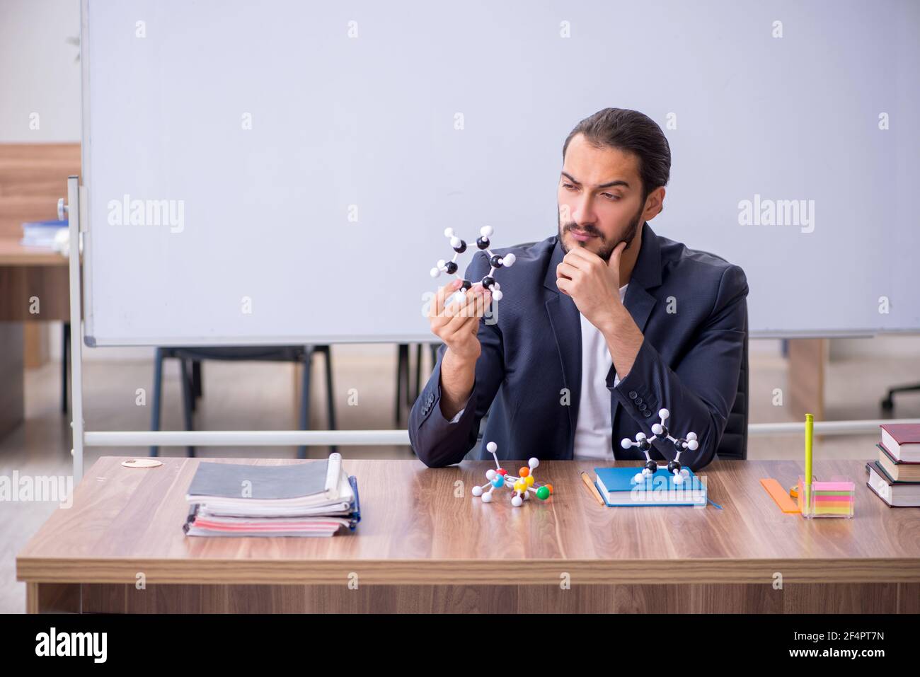 Young teacher physicist in the classroom Stock Photo - Alamy