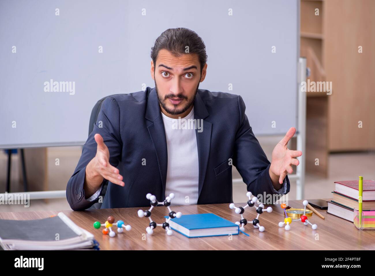 Young teacher physicist in the classroom Stock Photo - Alamy