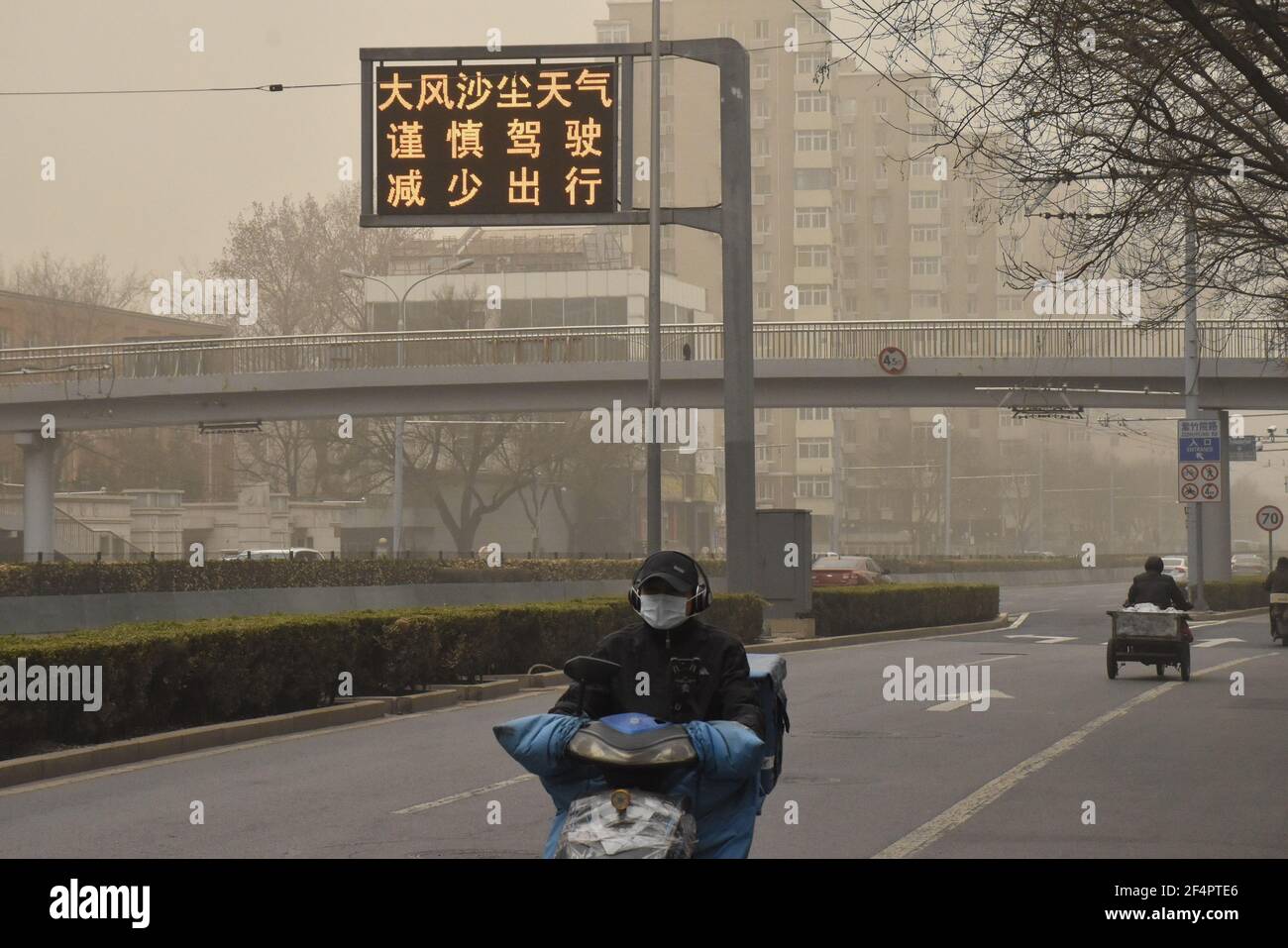A small sand and dust storm arrives in Beijing, the whole city is ...