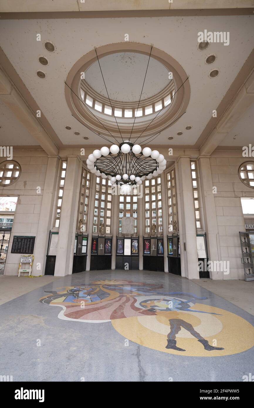 Empty theatre box hi-res stock photography and images - Alamy