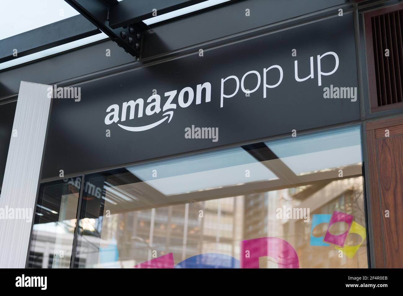 Amazon pop up store hi-res stock photography and images - Alamy