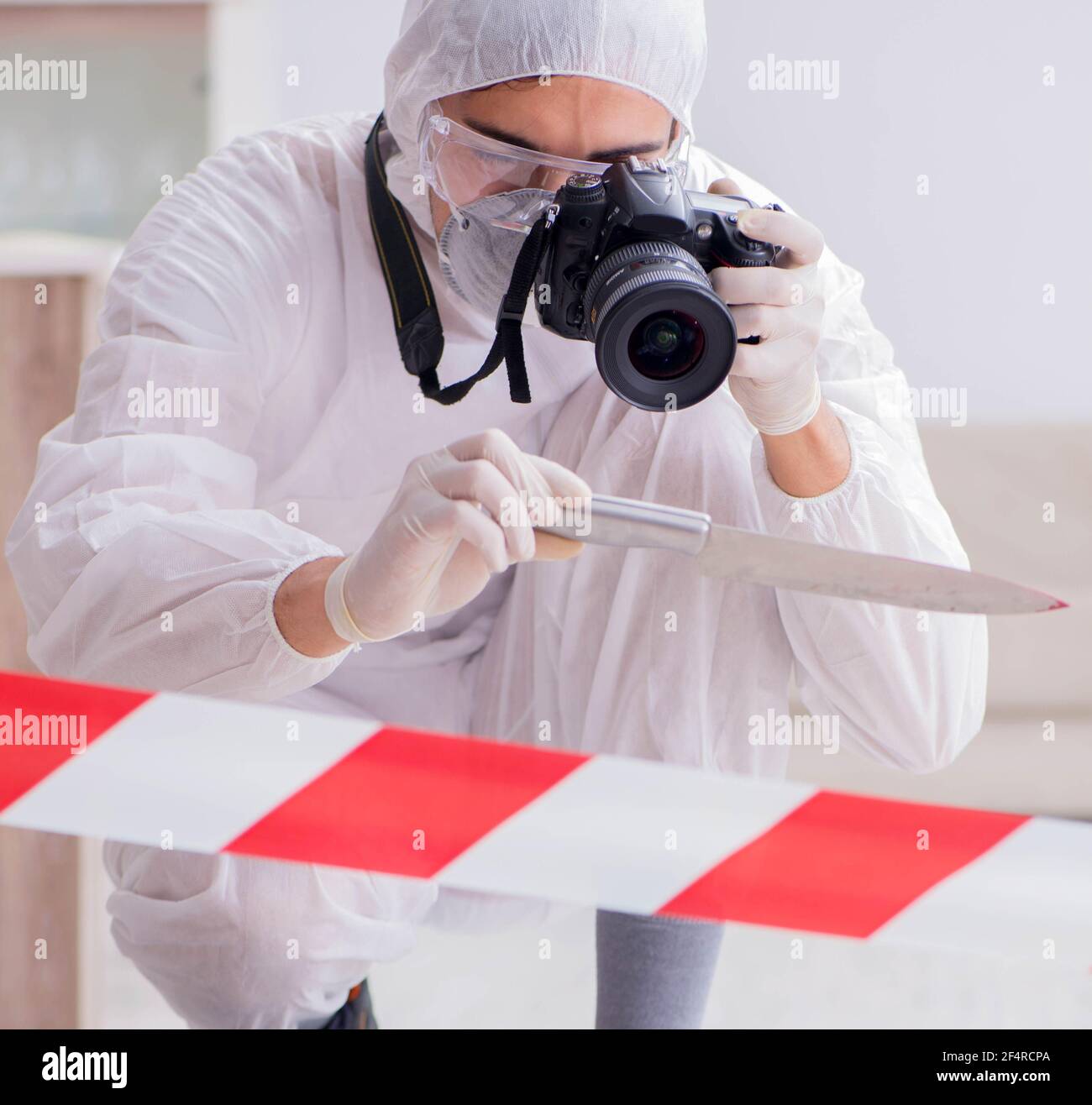 The forensic expert at crime scene doing investigation Stock Photo - Alamy