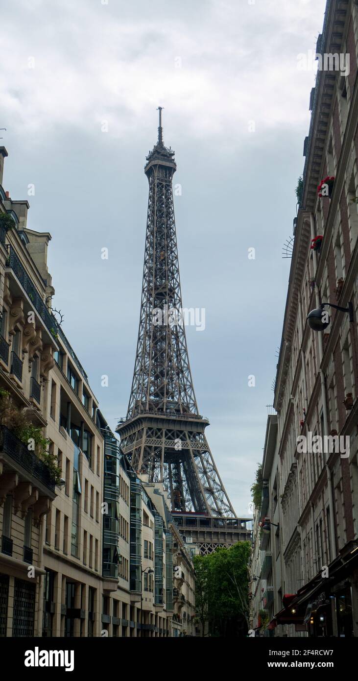 Paris, street view at the Eiffel Tower Stock Photo - Alamy