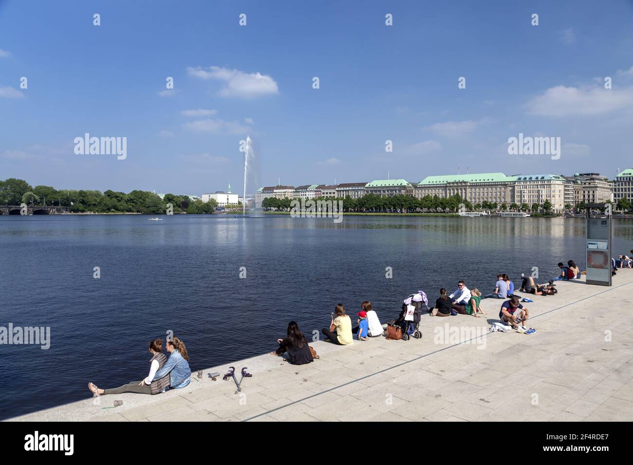 geography / travel, Germany, Hamburg, Hamburg, people at waterside of ...