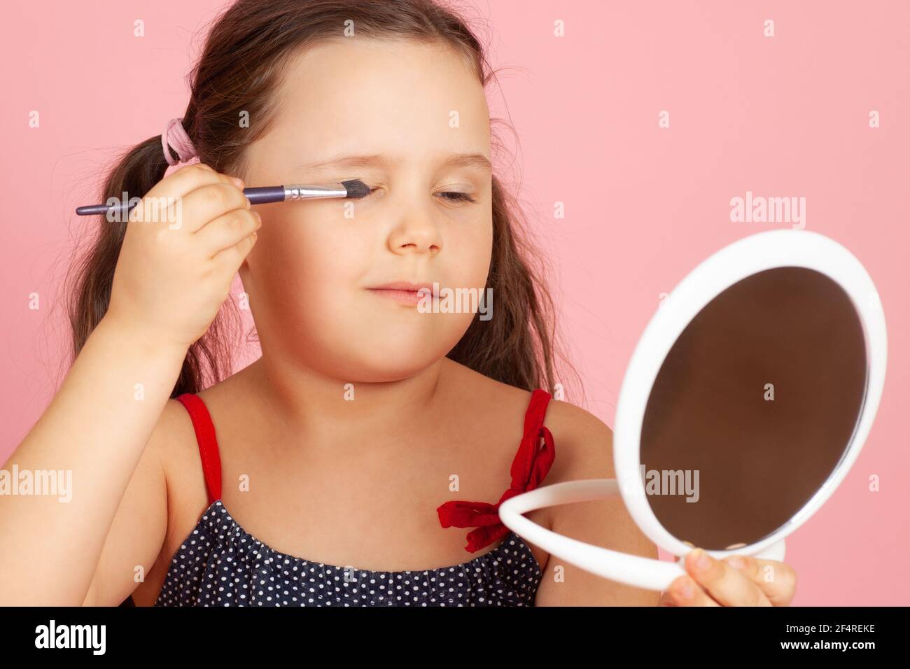 Small mirror eyes woman hi-res stock photography and images - Alamy