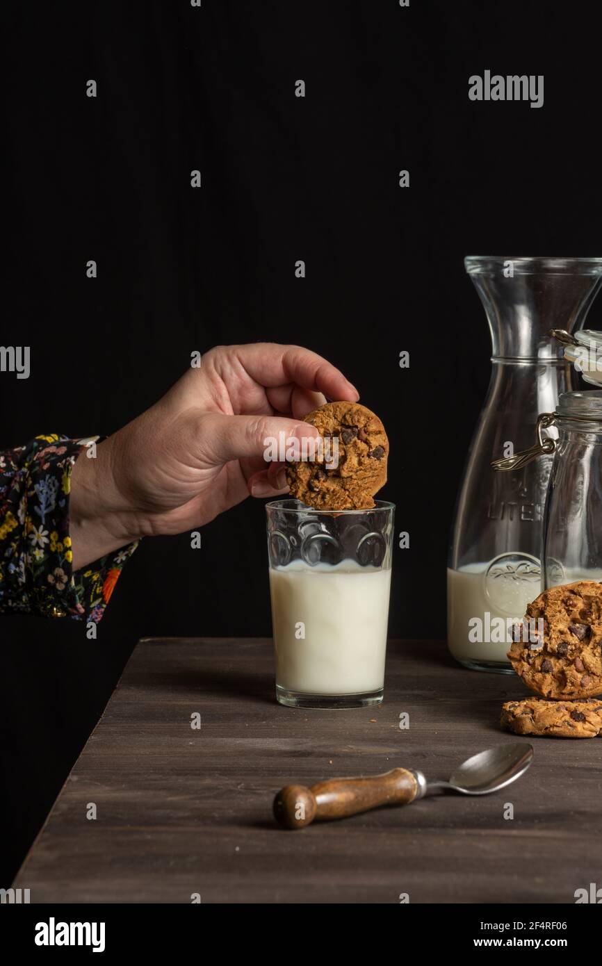 Cookie in hand hi-res stock photography and images - Alamy