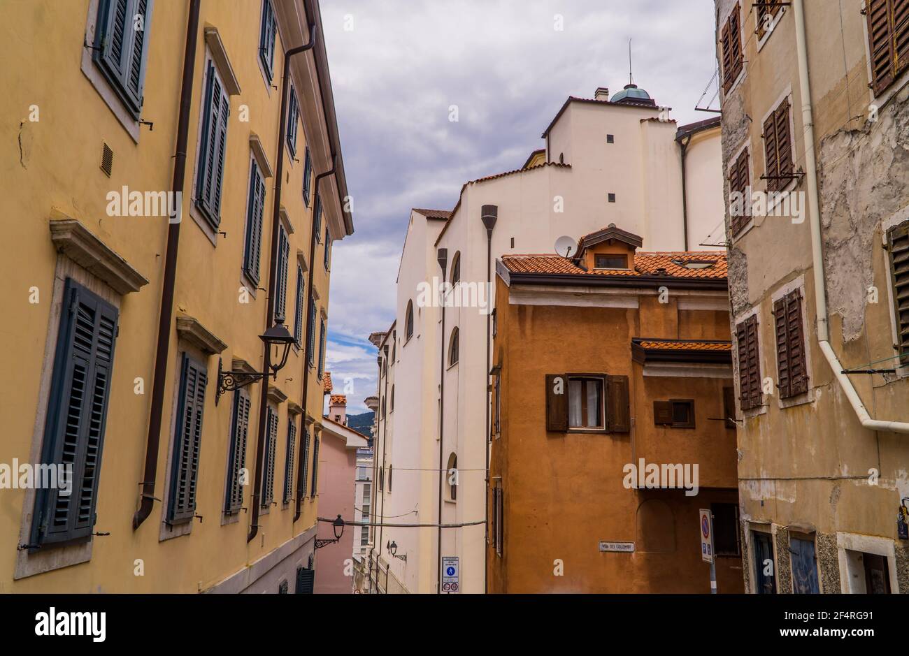 Traditional italian house hi-res stock photography and images - Alamy
