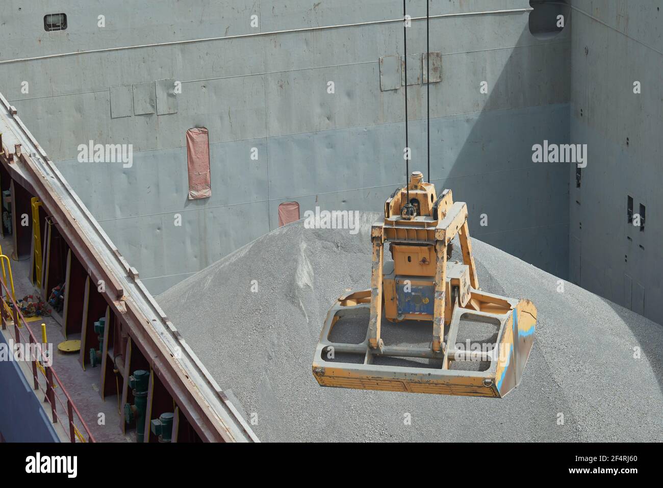 Loading and dischargind operation of bulk cargo bauxite on bulk carrier ship using grab bucket ...
