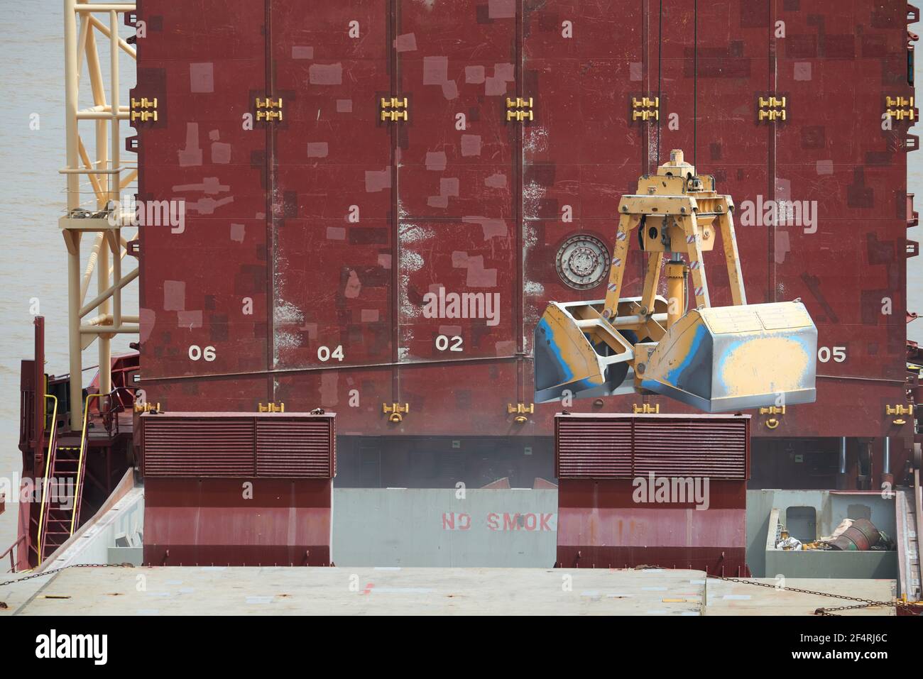 Loading and dischargind operation of bulk cargo bauxite on bulk carrier ...