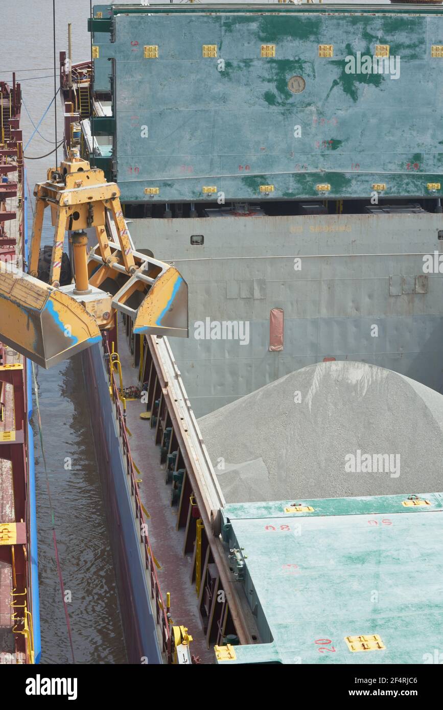 Loading and dischargind operation of bulk cargo bauxite on bulk carrier ...