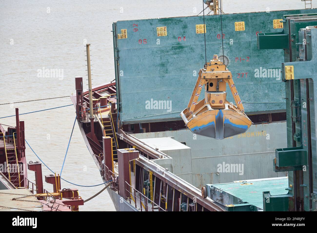 Loading and dischargind operation of bulk cargo bauxite on bulk carrier ...