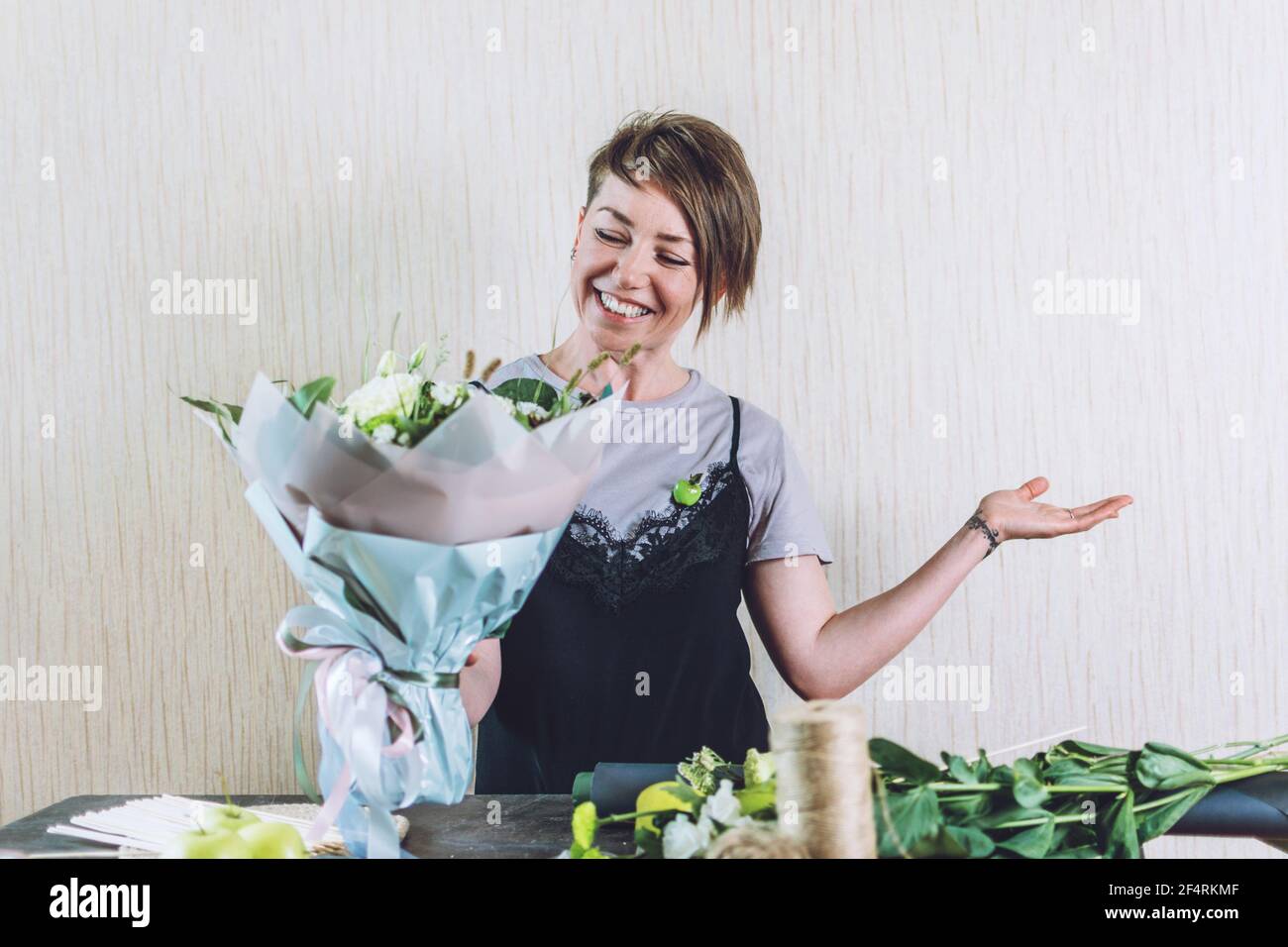 Wedding flower bouquet tutorial hi-res stock photography and images - Alamy